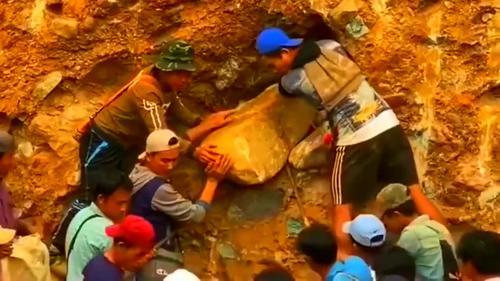 挖个翡翠不容易啊,需要这么多人,还要小心翼翼