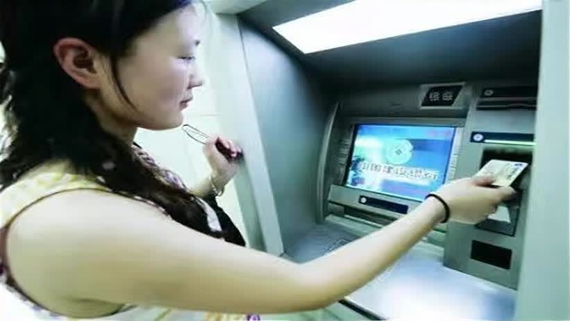 取款机取钱时,好多人都不清楚这几步,我也是才明白,快告诉家人