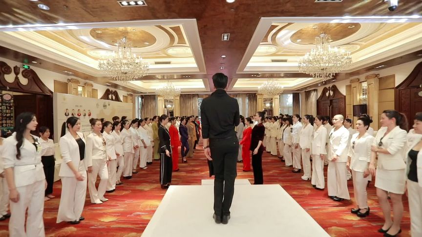 学习模特的气质训练基础教学动作:猫爷抖 让你气质飞跃提升