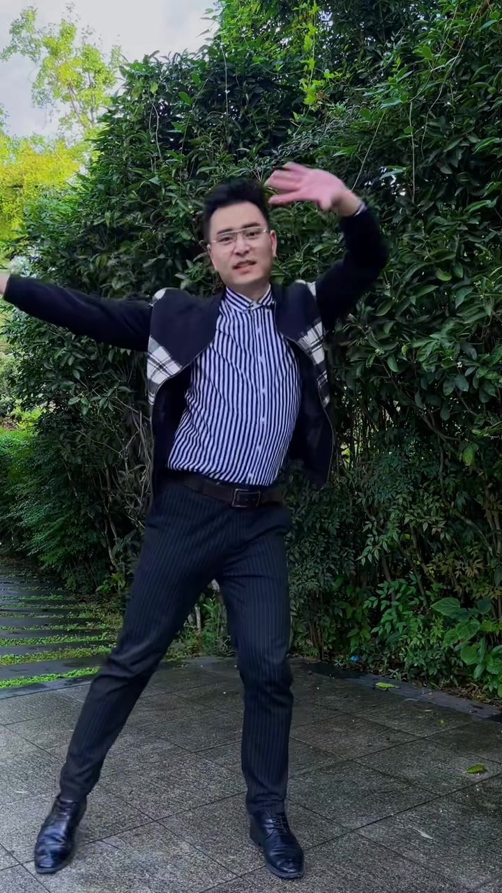 #老师 #跳舞 #广场舞 #洗衣歌 #正装 快乐的洗衣舞❤️广场舞大叔楼下...