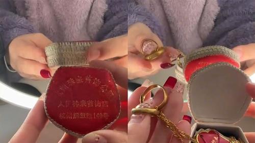 女子收到外婆送的金饰,储存三十多年完好如初,翻开旧发票更惊喜