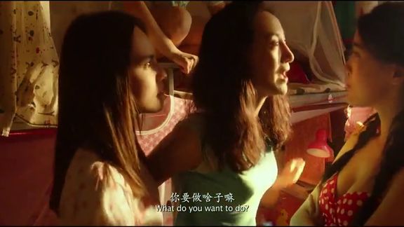 女生宿舍一言不合就打架,殊不知这一切,用望远镜的男生尽收眼底