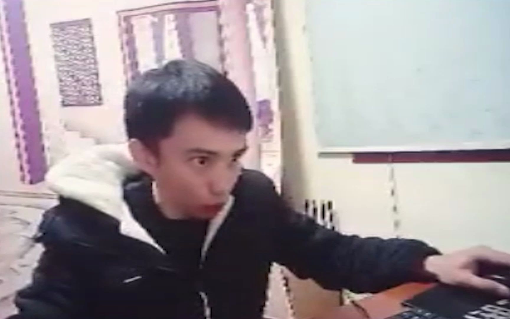 耀扬砸键盘之走位走位等死