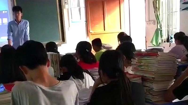 毕业前最后一节课,老师哭着给我们讲离别感言,眼泪在眼眶里打转