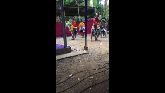 印尼中爪哇原住民结婚表演的传统舞蹈