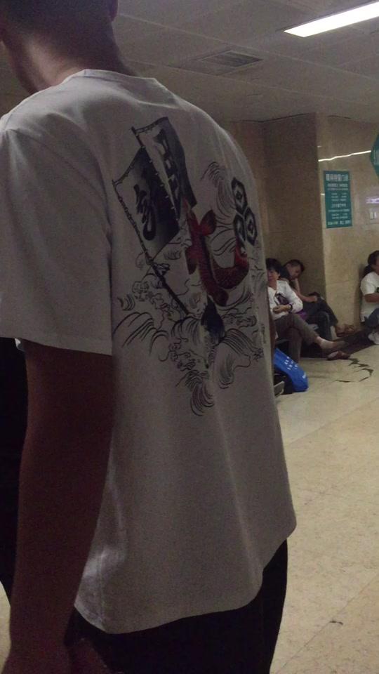 到北京同仁医院看病,所有患者都来的很早,大家都很累,这位大妈过分了哈