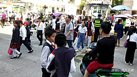 小学校门口中午放学场景, 活泼好动的孩子们, 有趣可爱