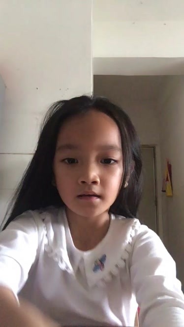 玩叶罗丽卡片了,下一集我就我和爸爸一起玩叶罗丽卡片。