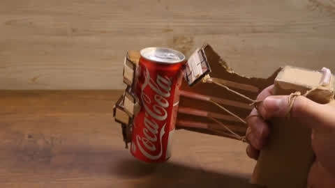 创新实验室 :小伙用纸板制作的机械手臂,跟着手臂进行运动,能捏爆...