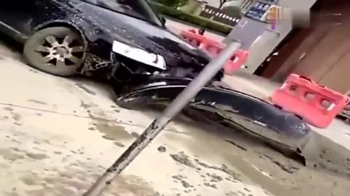 ...了,误开进刚浇筑的混泥土里,这个车还能要?行车记录仪拍下精彩瞬间