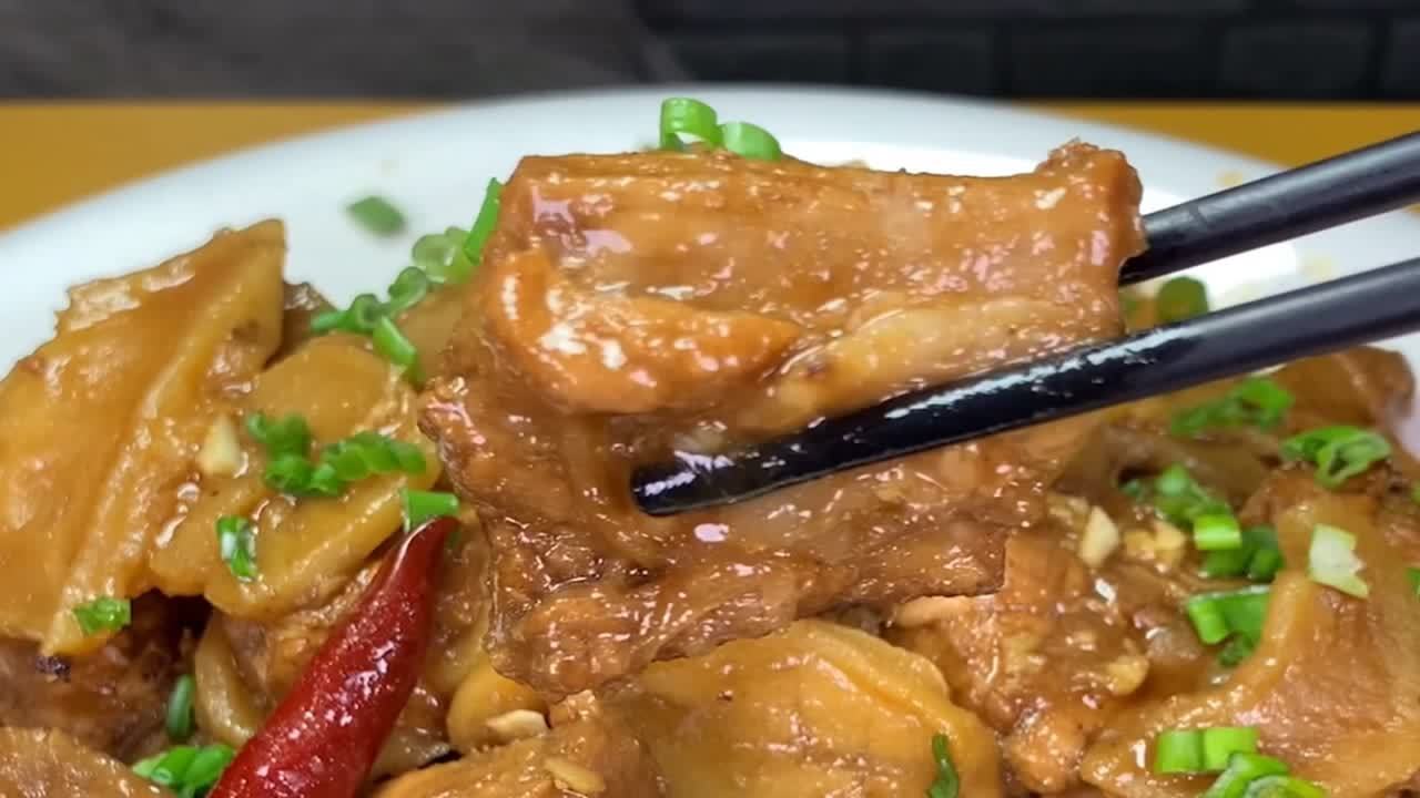 用东北家乡的土豆干炖排骨,喷香解馋又下饭,做法简单易上手