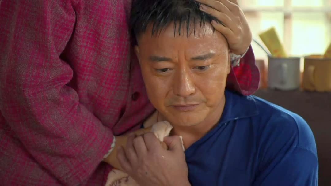 小草青青:妹妹嫁人第一天就发生意外,竟被截肢要成残疾人,亲哥情绪...