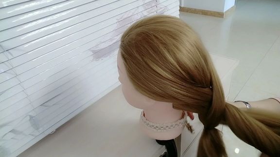 编发教程,用一个小皮套就能编出一个发型你信不