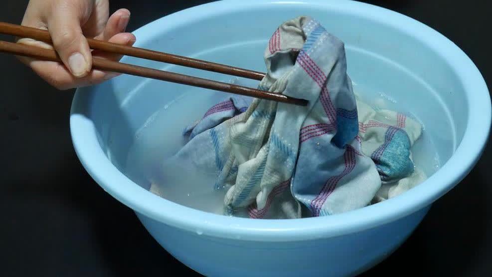 枕套发黄难清洗?一个简单方法,不用搓污渍就自动往...