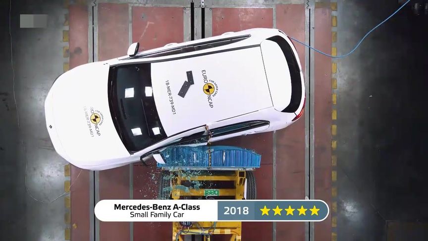 2019梅赛德斯轿车进行A级碰撞试验