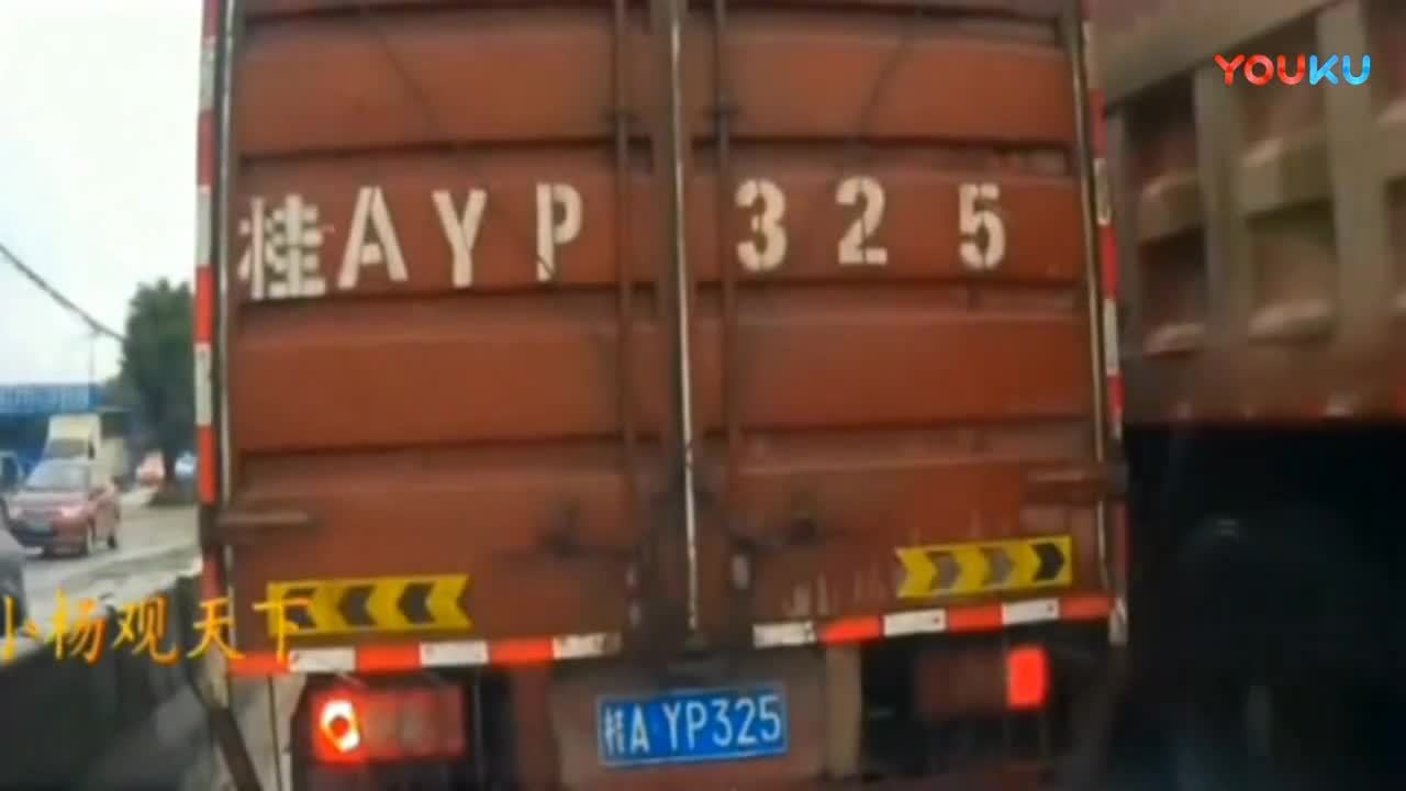 电动车作死超车,大卡车瞬间把他撞到压了过去,真惨!