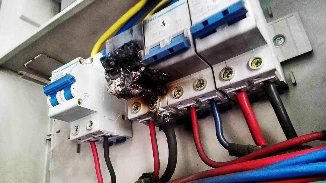 小区总电源出故障,火线对地的电压居然达到300伏,不烧电器才怪