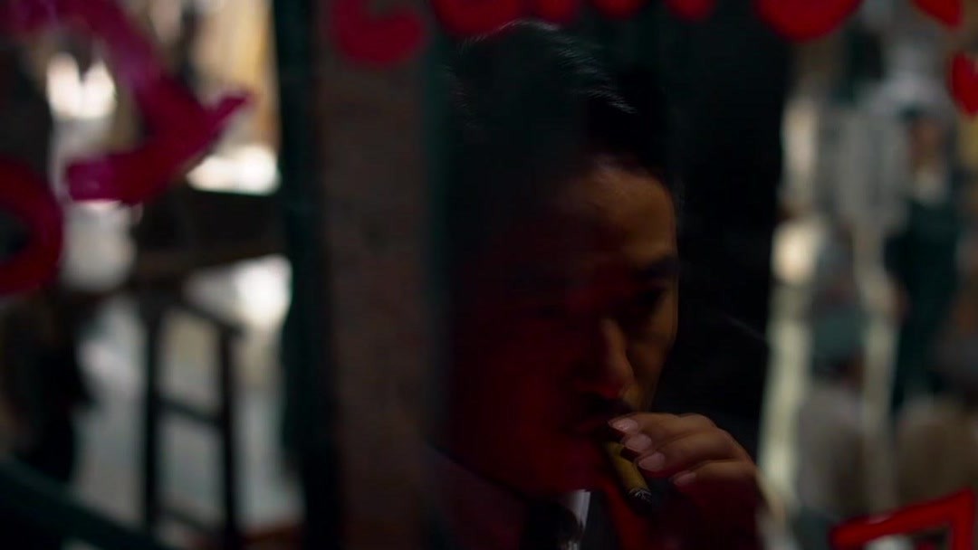 工人游行反抗压榨 资本家反办游乐会?