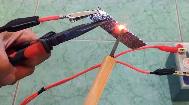 小伙自制的小型电焊机,能焊接钢片效果还不错