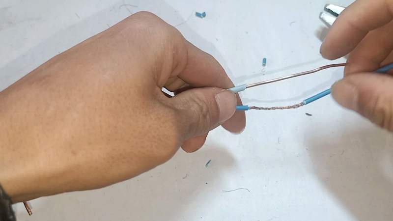 软线中间接硬线怎么接线?用硬线缠绕软线不好缠,老电工教你一招