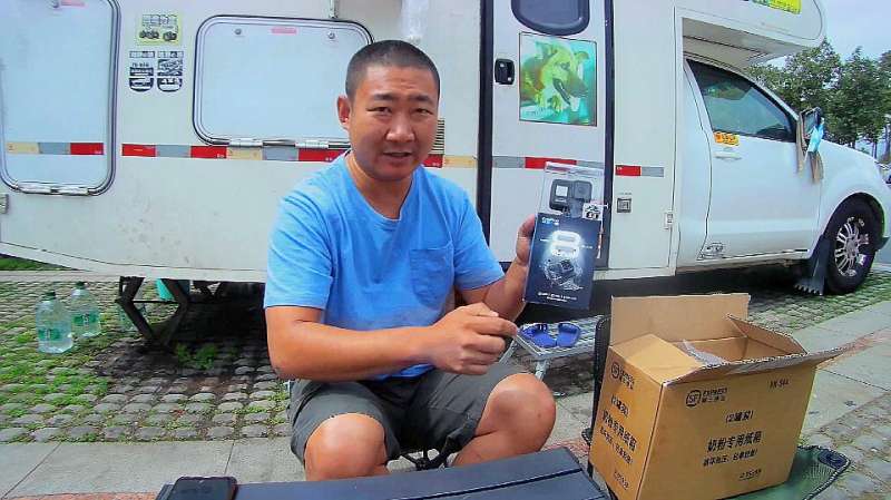 他做自媒体赚了点钱,买台Gopro8运动相机,开箱测试对比真强多了