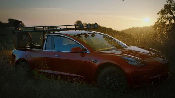 国外美女将特斯拉Model 3改装的电动皮卡