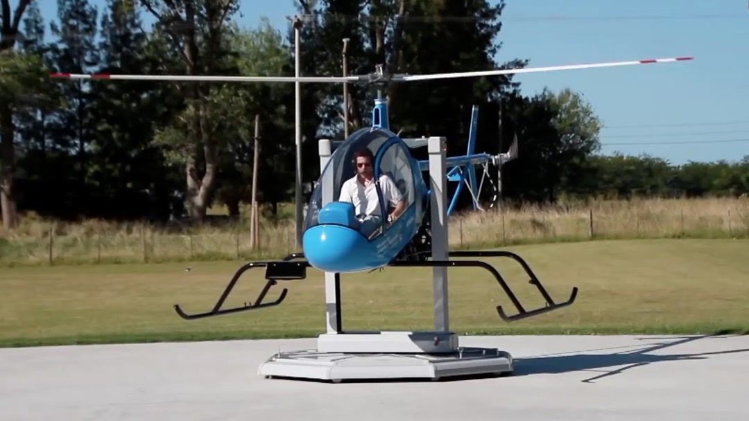 飞行家老爸为教儿子飞行,用真直升机造模拟器,10小时学会