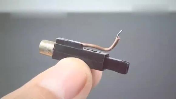 科技小发明,男子用打火机里的电子制作的这工具,简单实用又安全
