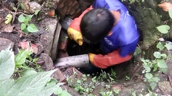 狗狗被困深井情况危机,大叔不顾危险下井救助,看着就特别揪心!