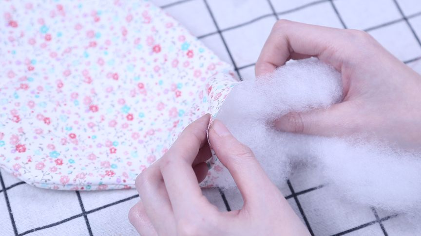 妈妈教我这样改造旧衣服,制作云朵抱枕,二次利用还变废为宝了