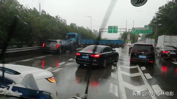 下雨天,开车要注意安全!