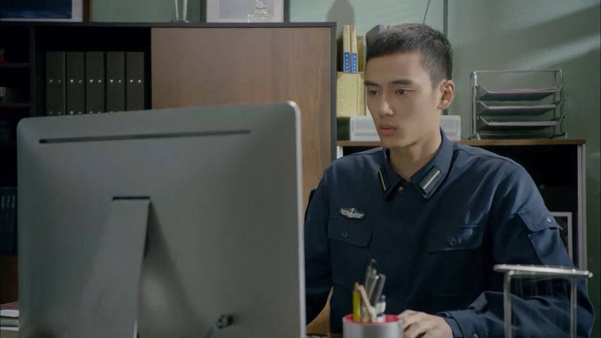 ...心理老师,看她电脑没关,立马查找想看的文件