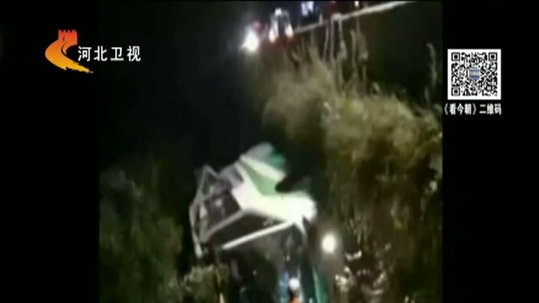 [看今朝]贵州安顺一客车侧翻 事故造成9人死亡11人受伤