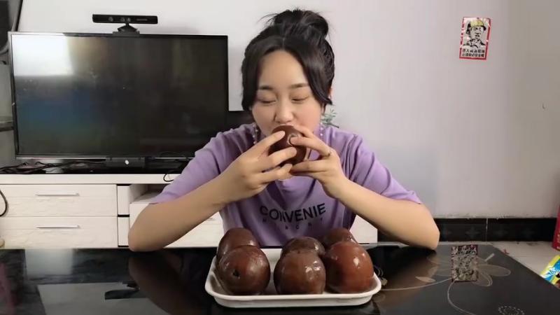 妹子自制“东北冻梨”,用了9天时间才成功,咬一口太爽了!