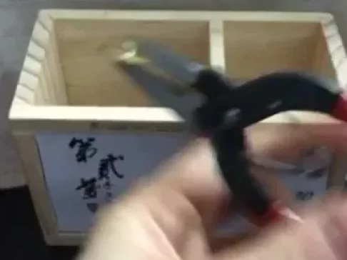金属花片打孔钳的正确使用方法