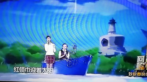 于文华老师和林妙可演唱让我们荡起双桨。和大家分享华姨的声音美,