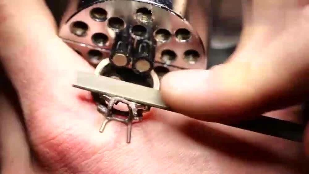 熔化的黄金倒入模具,一枚戒指就出来了,这就是失蜡铸造!