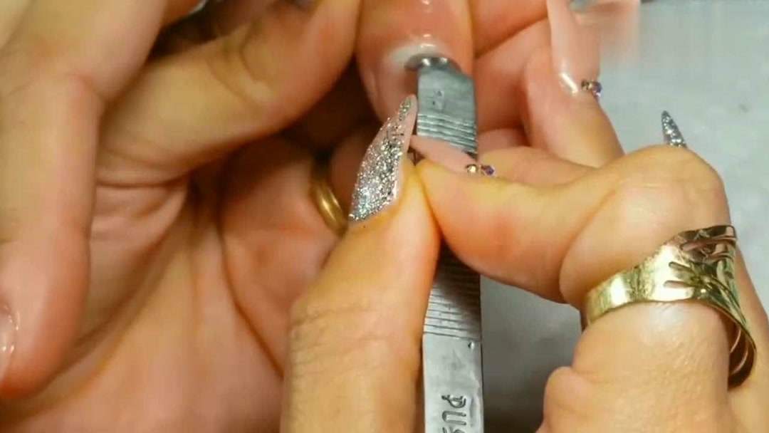 手指甲去死皮的重要性,小姐姐一定要经常去死皮哦