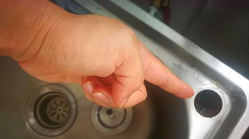 厨房洗菜池的这个洞很多人都忽略了,其实用处很大!