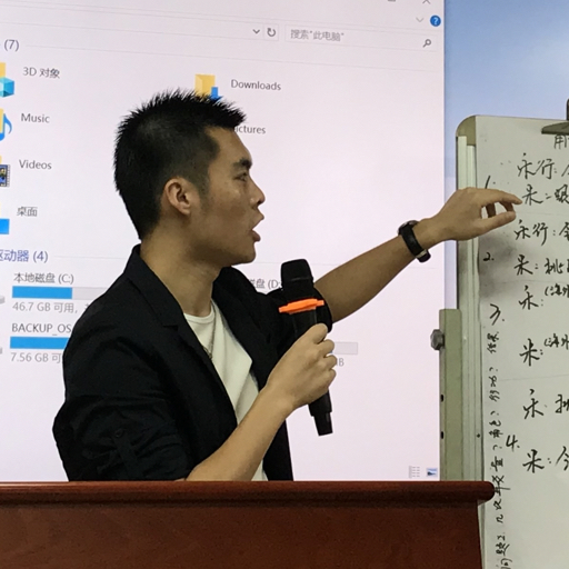 爱踢球的沙老师 