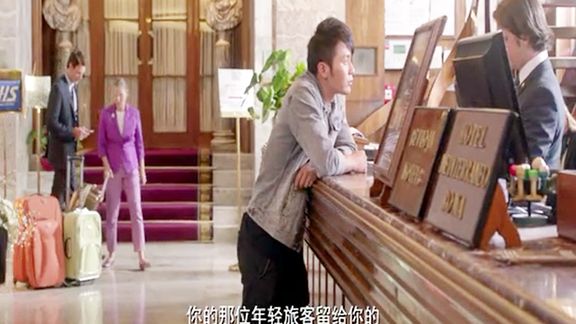 小伙不同意改行程,美女留下一笔钱,悄然离去