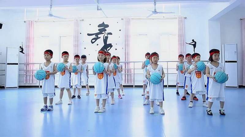 幼儿篮球操表演，这些小朋友们看起来活泼又招人喜欢