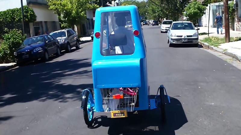 带车门的三轮自行车,全封闭能拉2个人,不担心刮风下雨,很帅!