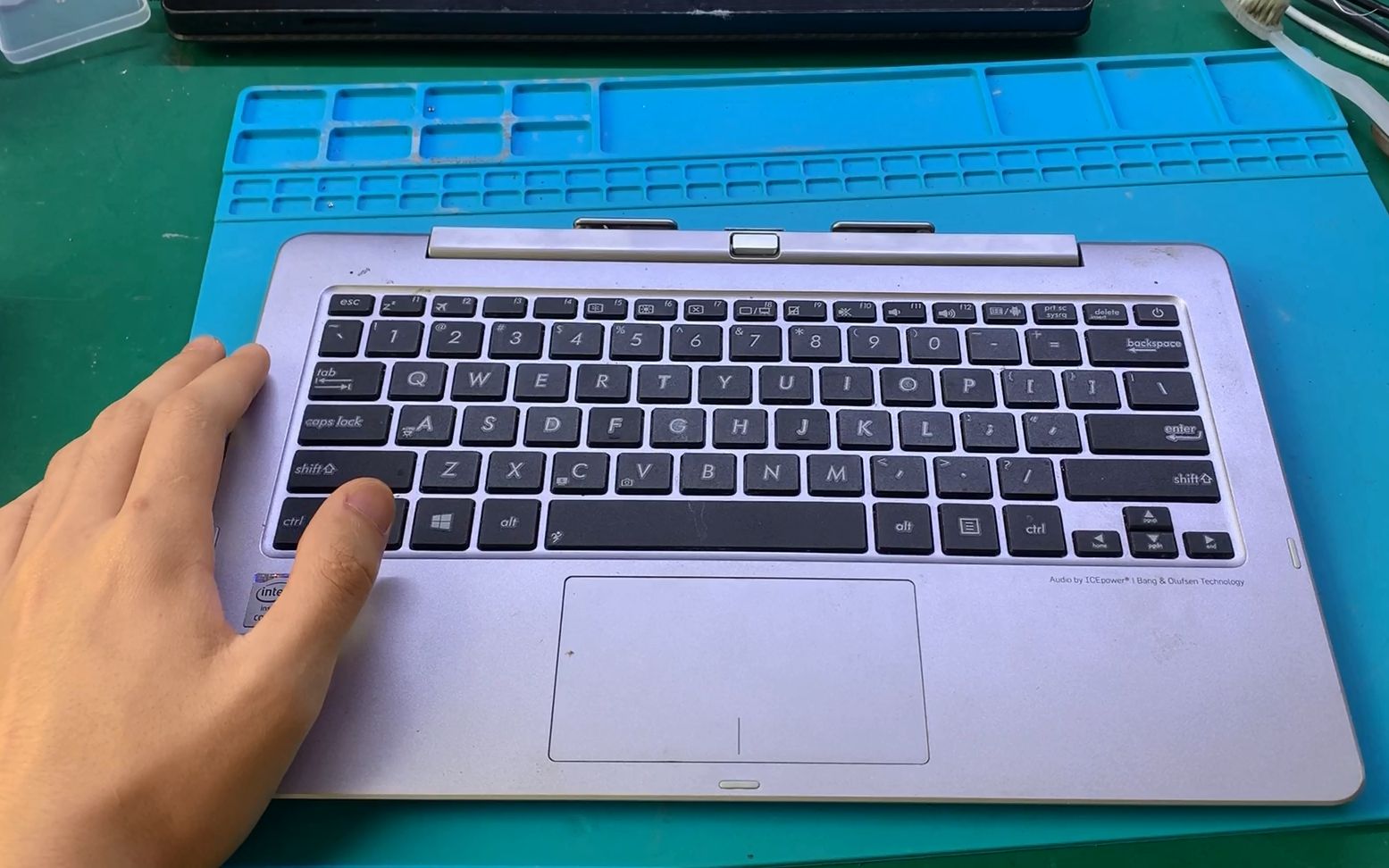 网友寄来半台笔记本,当年的万元机,不通电看维修小哥如何轻松修复