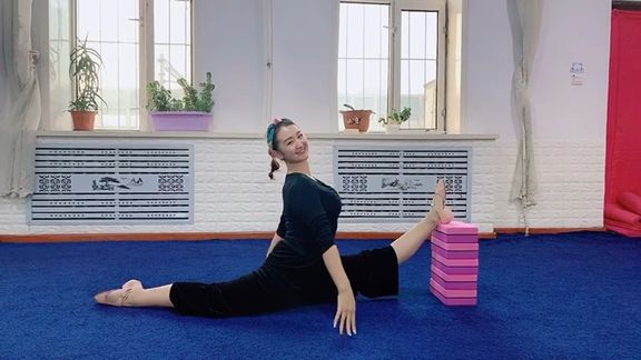 艺艺老师课前活动腰腿 好久没练还能给学生们做示范吗?