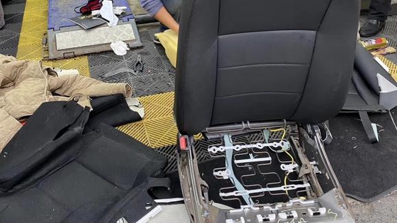 三年的卡罗拉,原车布座椅实在太粘灰,拆掉包成皮的,干净好打理