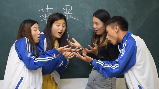 学校升学考试,老师问了一道英语题,没想到学生的回答太逗了