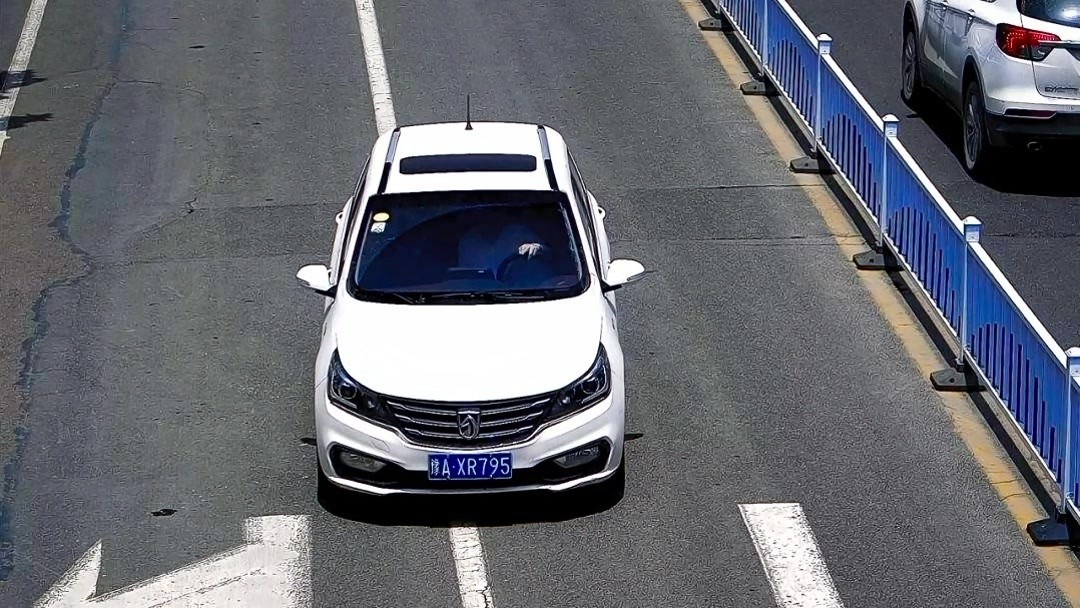 新手上路没距离感咋办?记住这几点,开车不压线