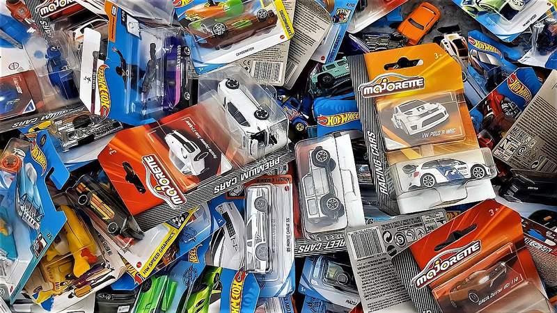 彩色跑车皮卡车动物汽车玩具拆盒