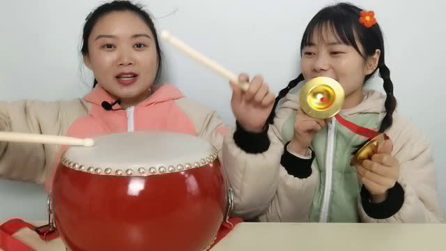 闺蜜"锣鼓和镲"合奏咚咚锵,又敲又打喜庆拜年讨红包,超逗